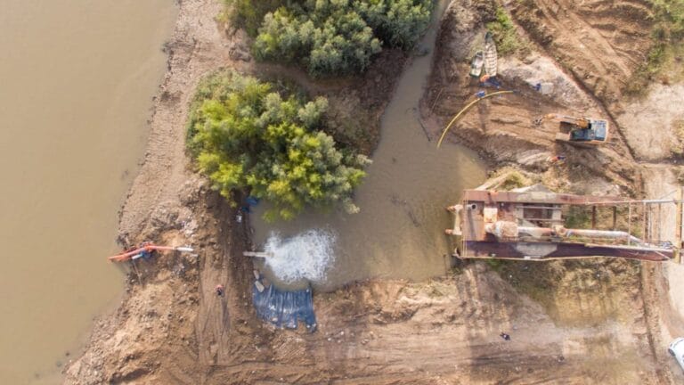 Construyeron un dique y colocan dos bombas de agua en Paraná por la ...
