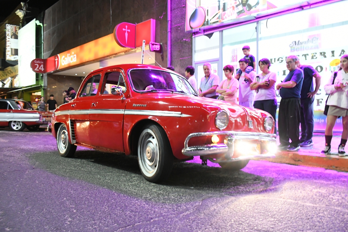 Autos antiguos y clásicos desfilan en el Centro de Convenciones